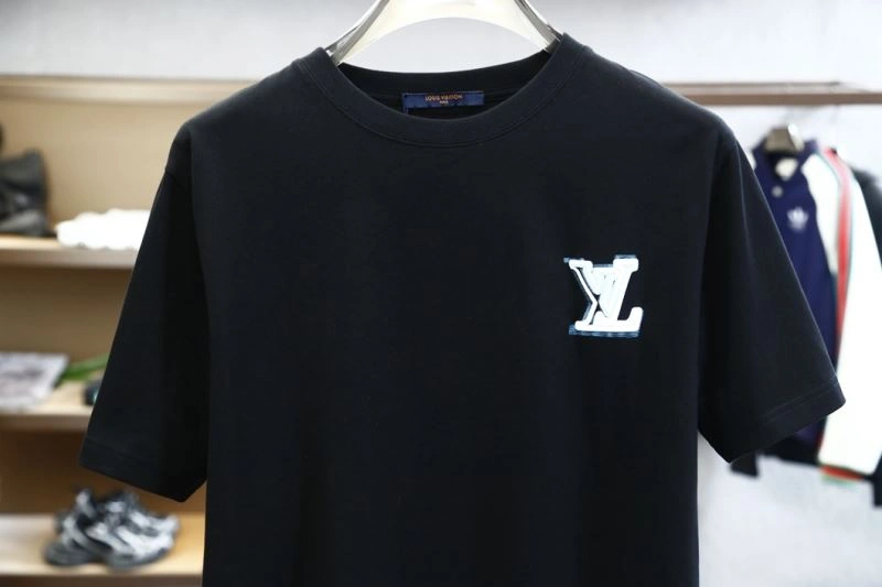 Accurate model Louis Vuitton T-Shirts