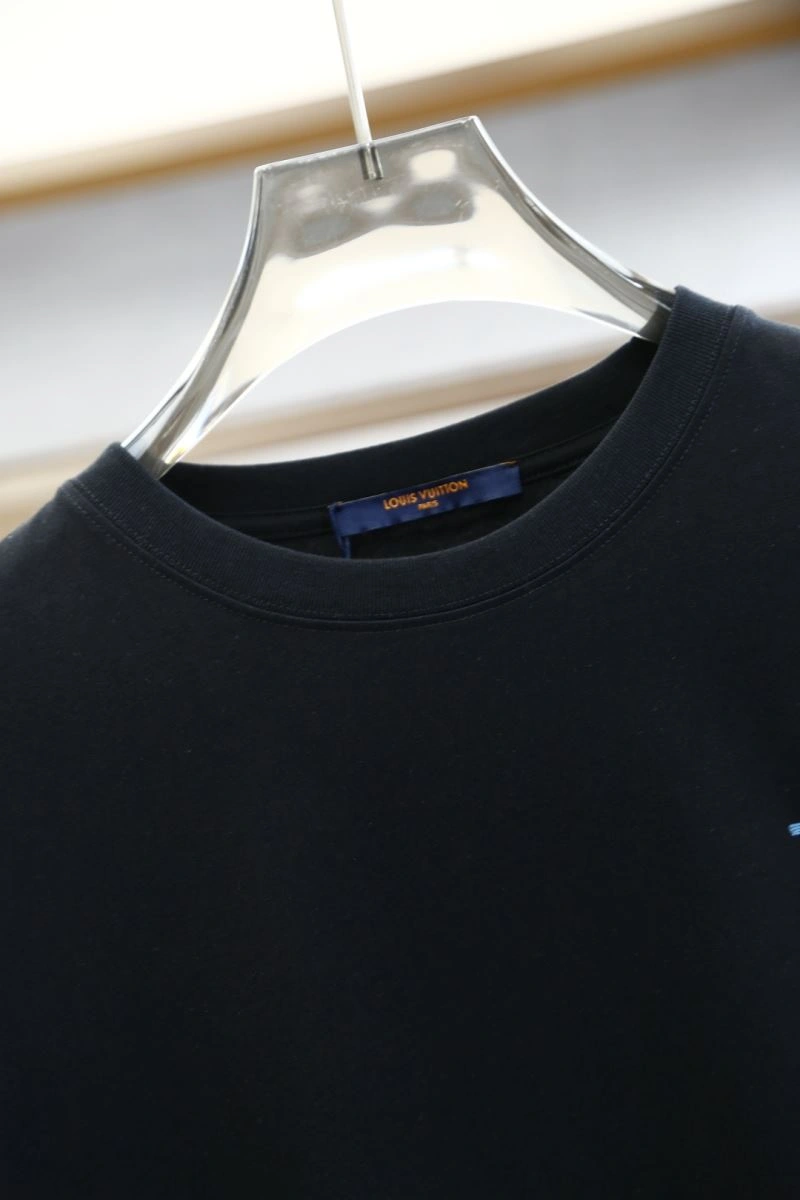 Accurate model Louis Vuitton T-Shirts