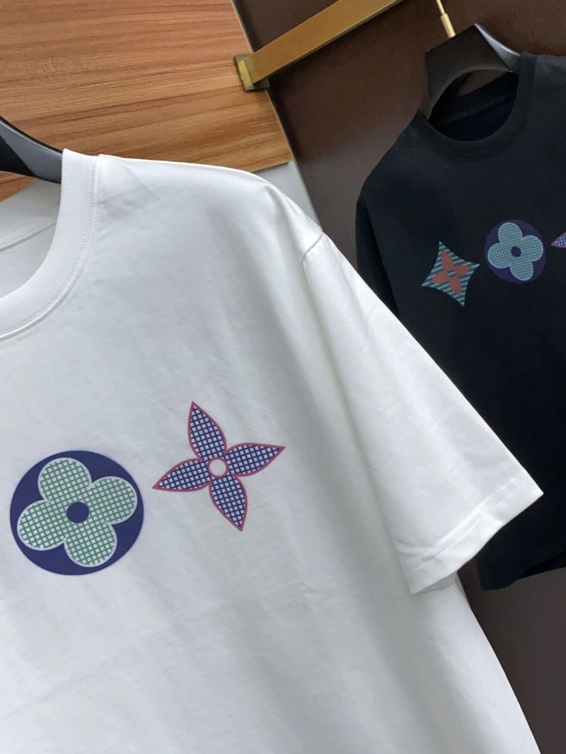 Accurate model Louis Vuitton T-Shirts