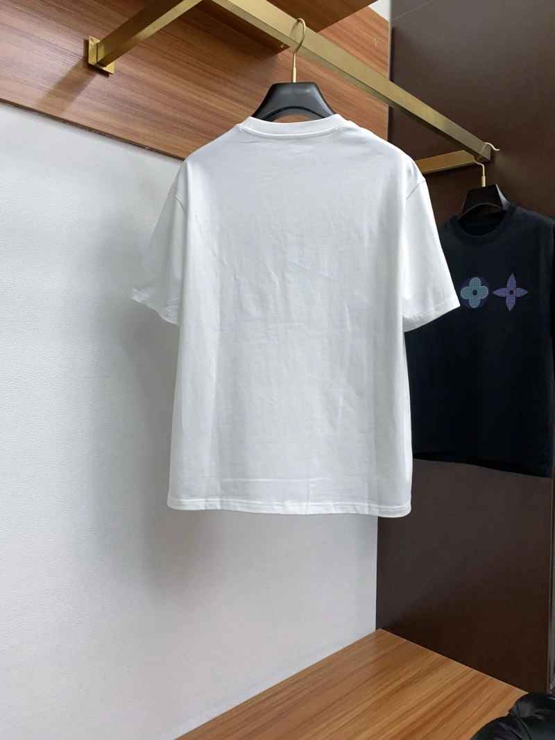 Accurate model Louis Vuitton T-Shirts
