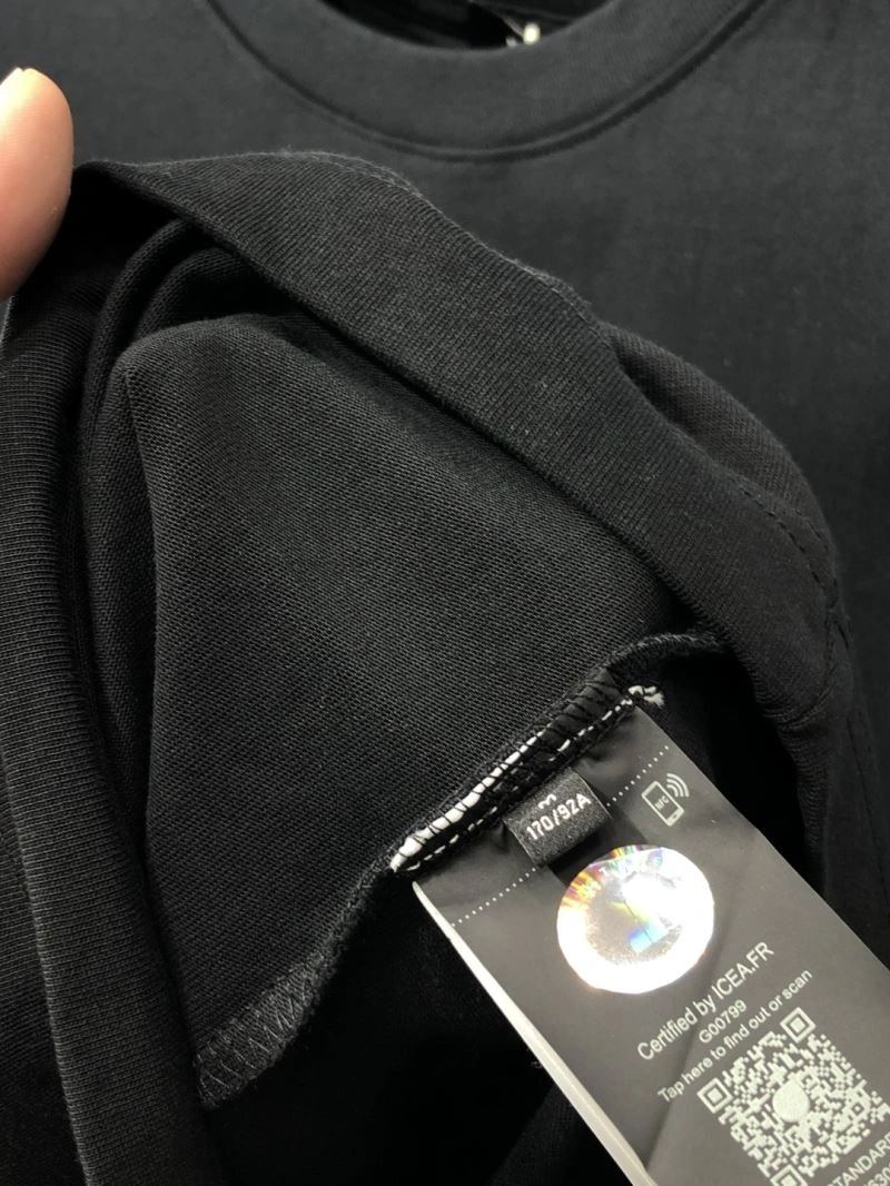 Indistinguishable Louis Vuitton T-Shirts