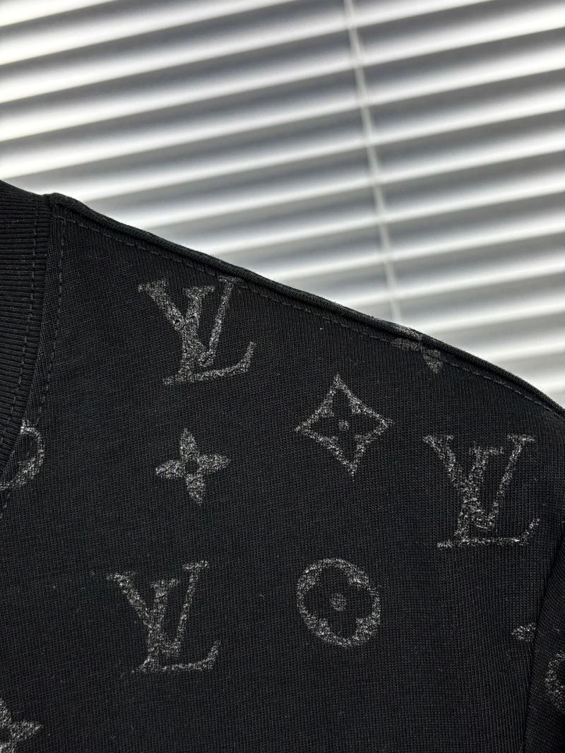 Accurate model Louis Vuitton T-Shirts