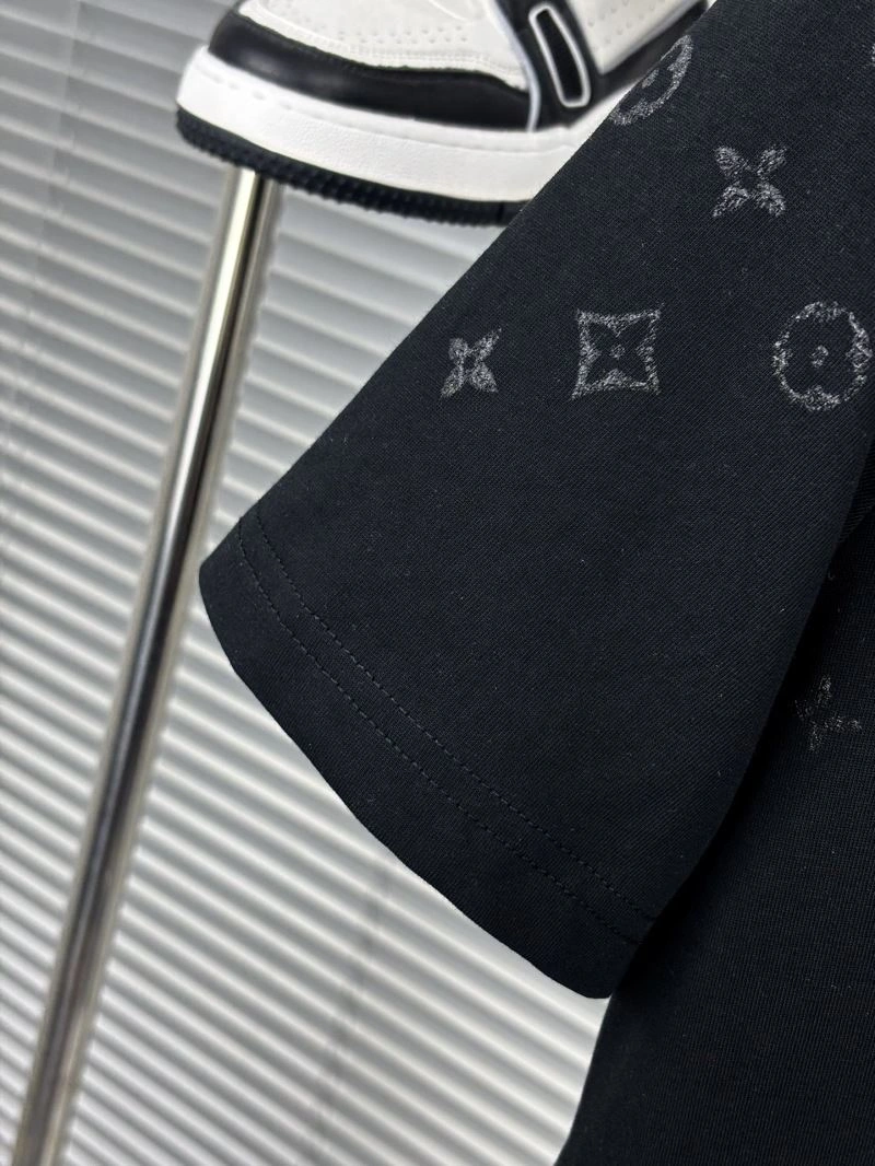 Accurate model Louis Vuitton T-Shirts