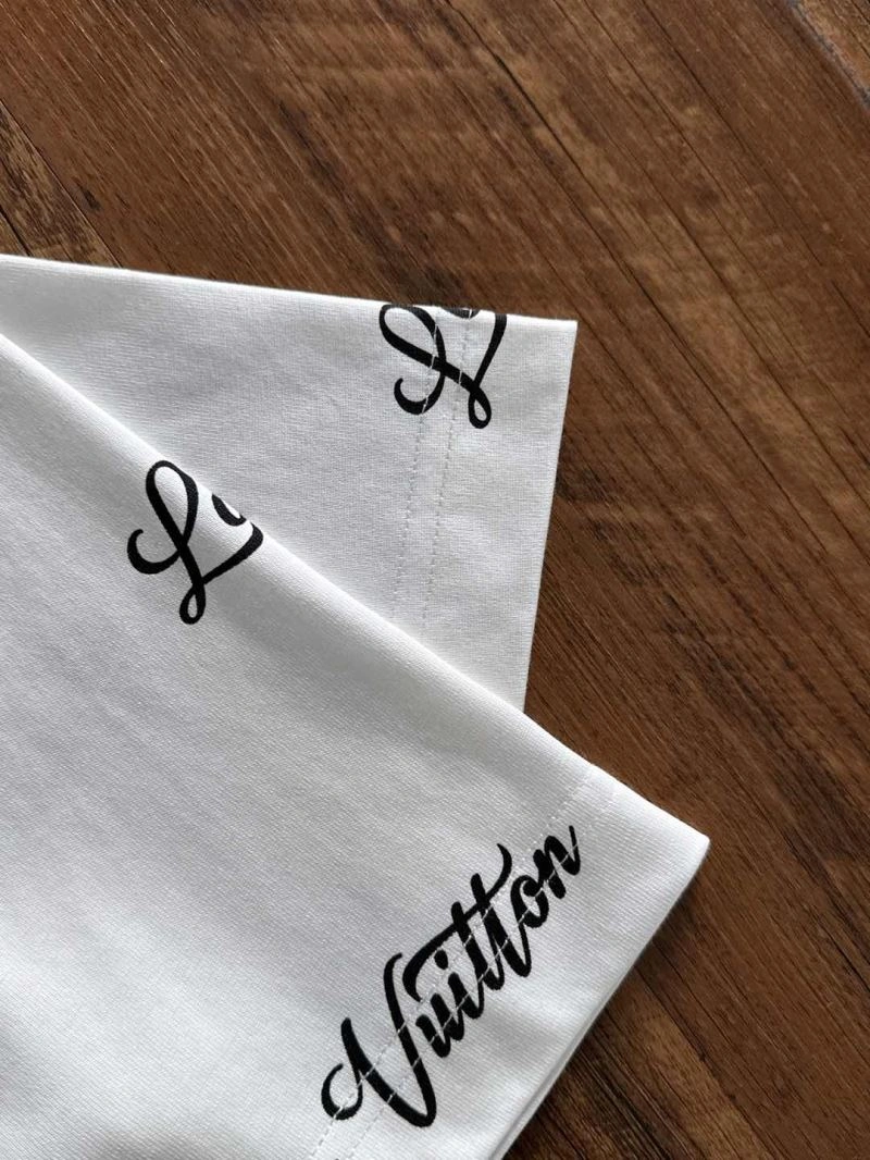 Accurate model Louis Vuitton T-Shirts