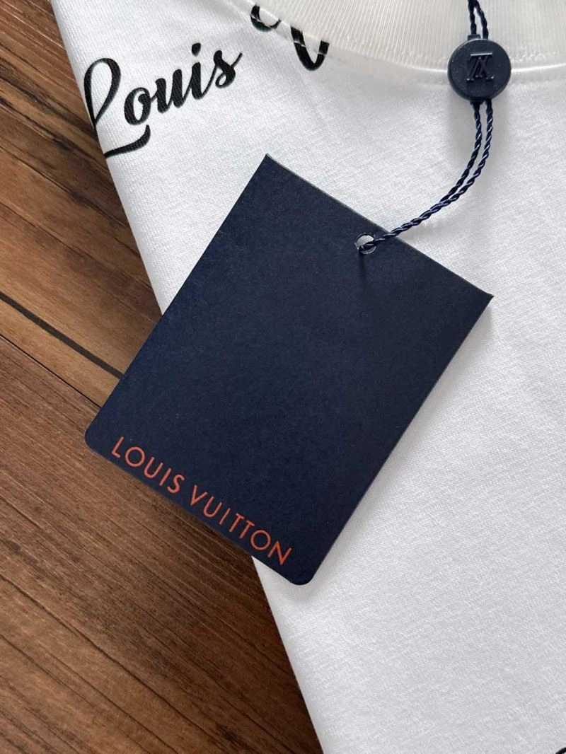 Accurate model Louis Vuitton T-Shirts