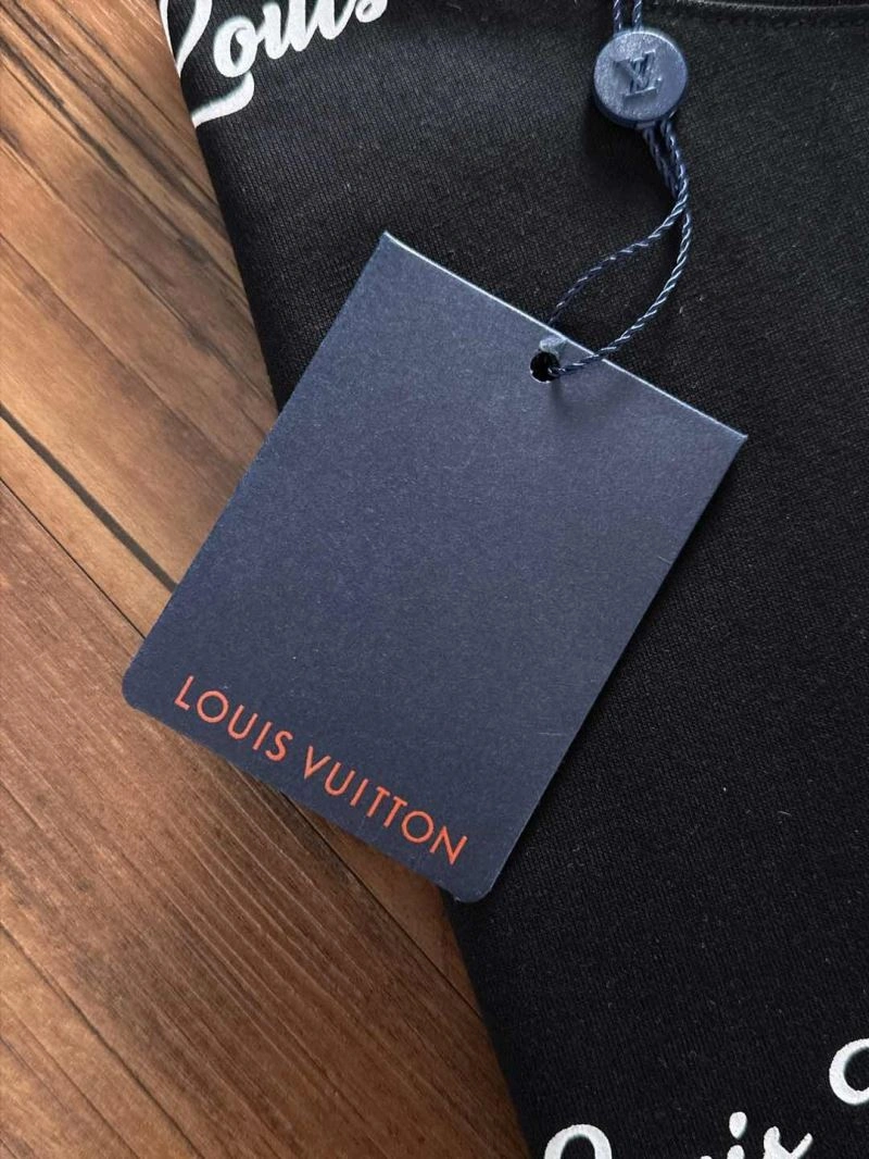 Accurate model Louis Vuitton T-Shirts