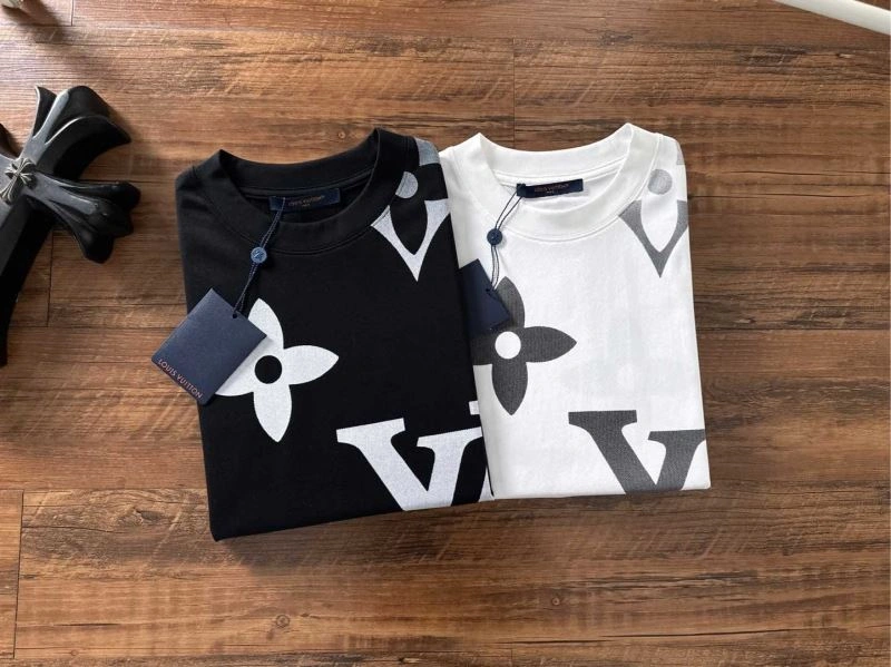 Accurate model Louis Vuitton T-Shirts