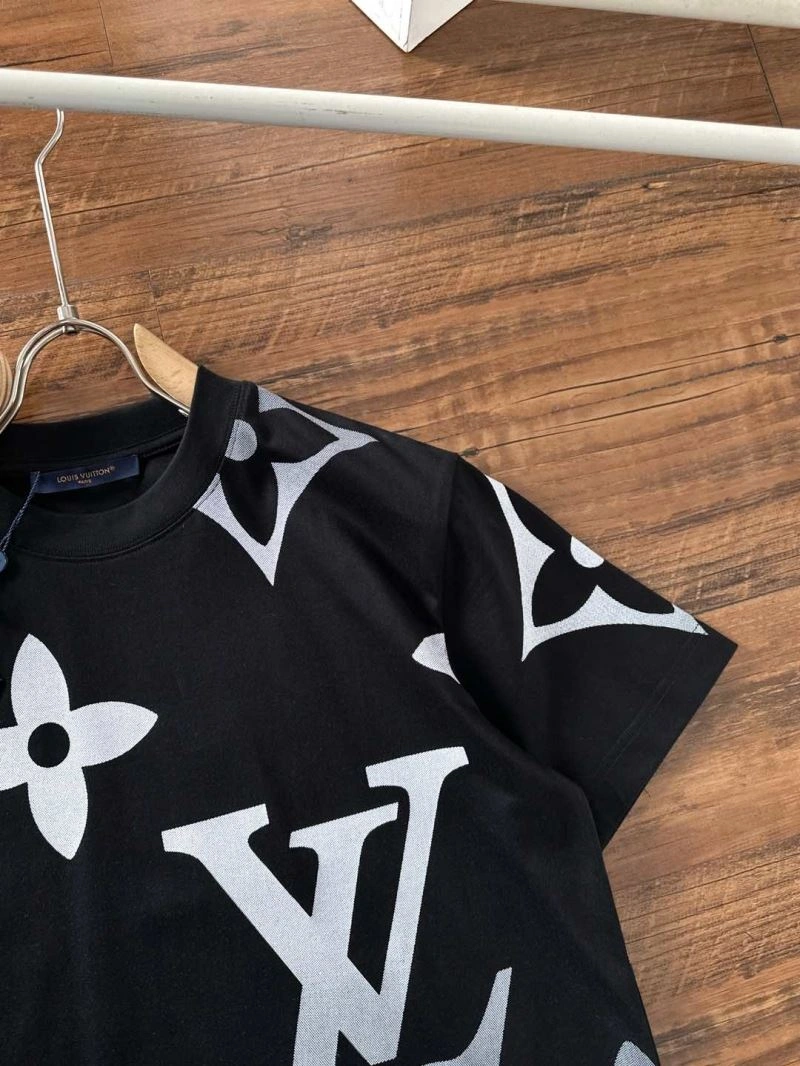 Accurate model Louis Vuitton T-Shirts