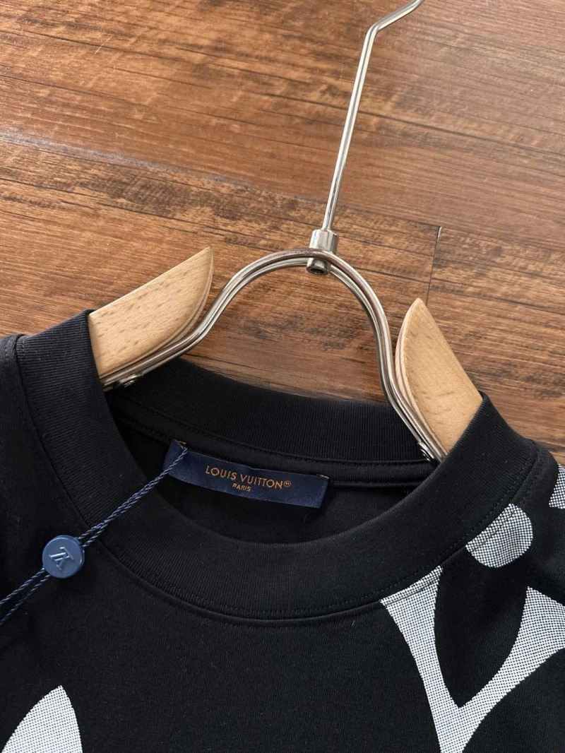 Accurate model Louis Vuitton T-Shirts