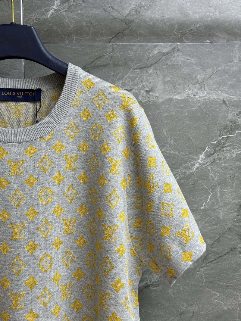 Accurate model Louis Vuitton T-Shirts