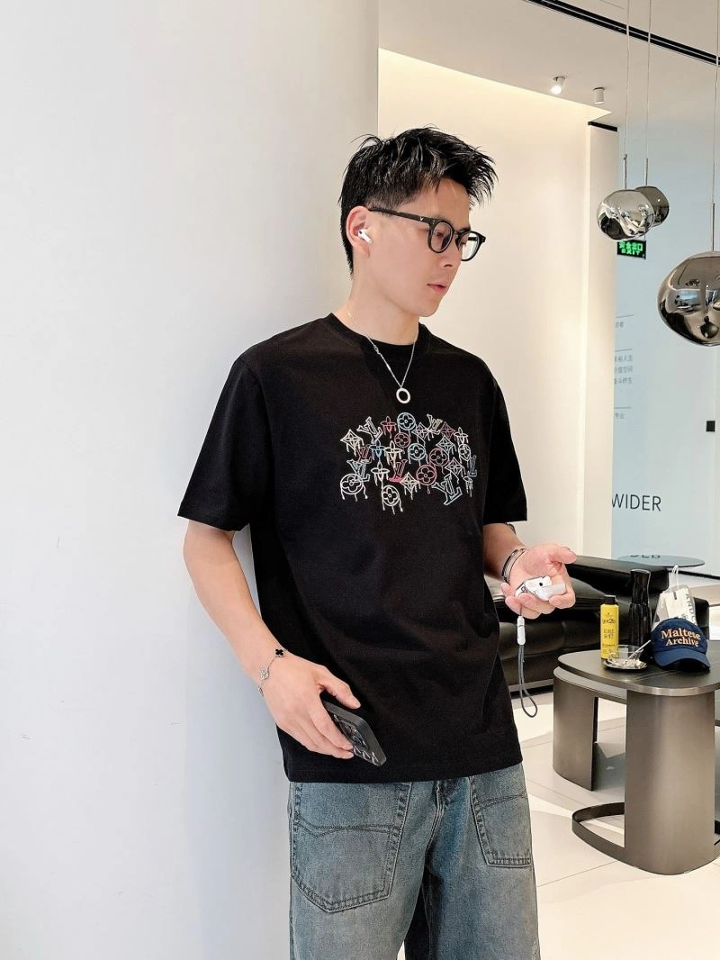 Accurate model Louis Vuitton T-Shirts