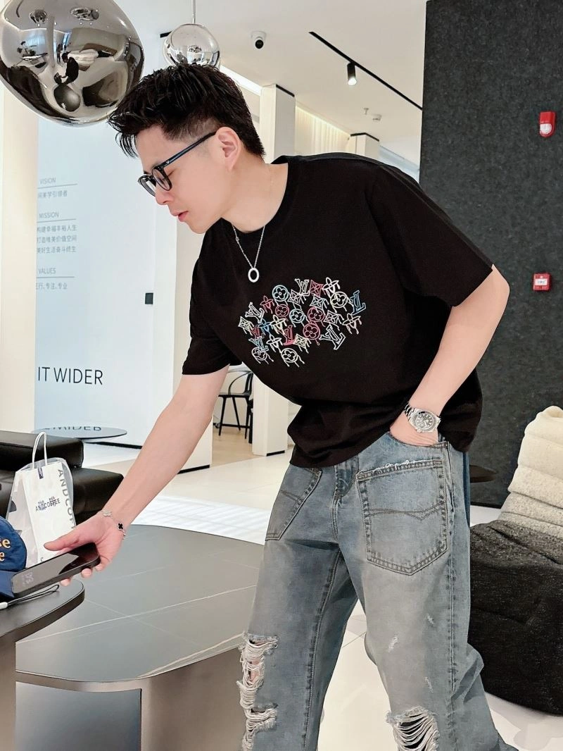 Accurate model Louis Vuitton T-Shirts