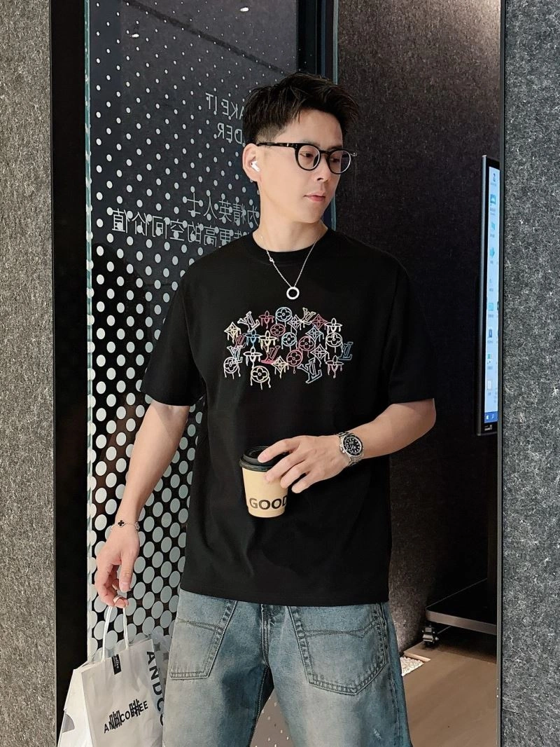 Accurate model Louis Vuitton T-Shirts
