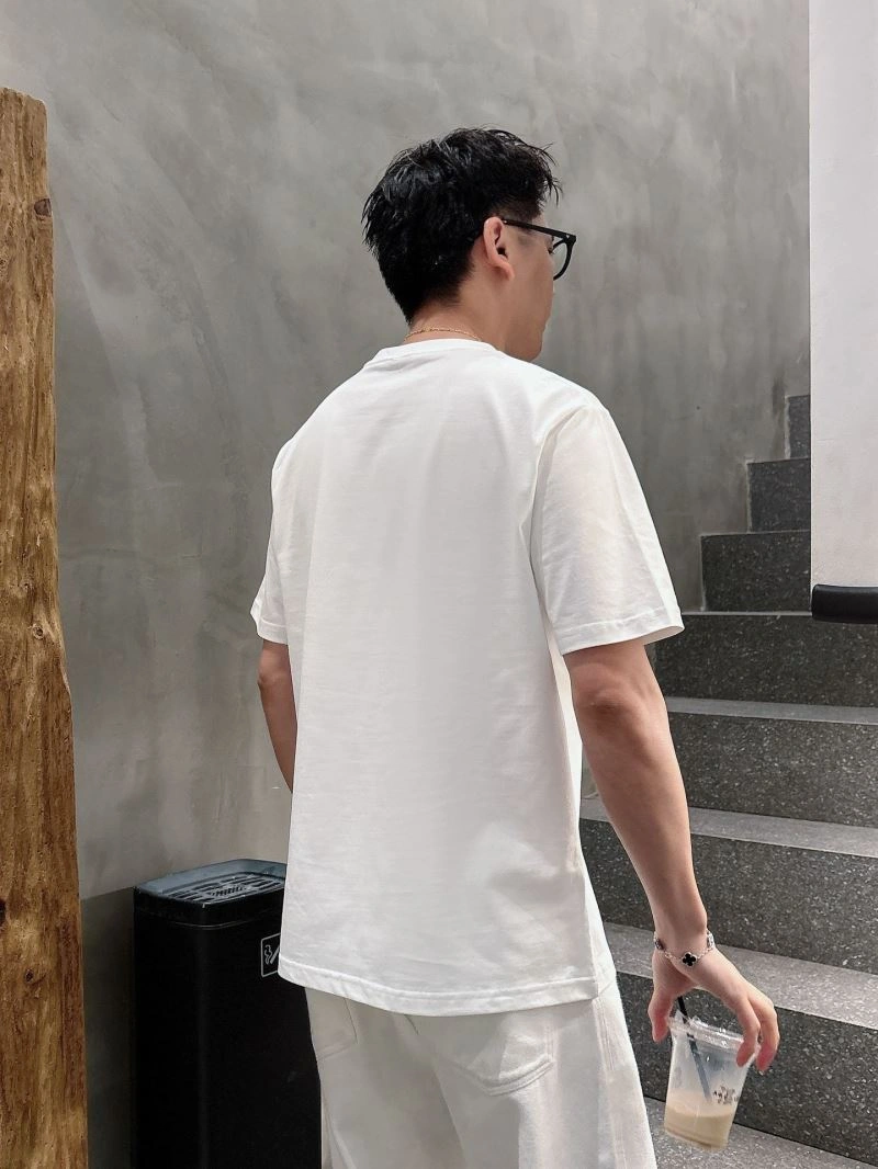 Indistinguishable Louis Vuitton T-Shirts