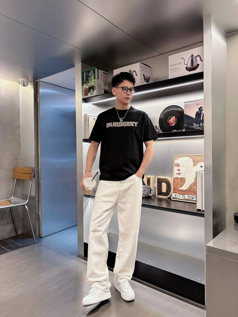Accurate model Louis Vuitton T-Shirts