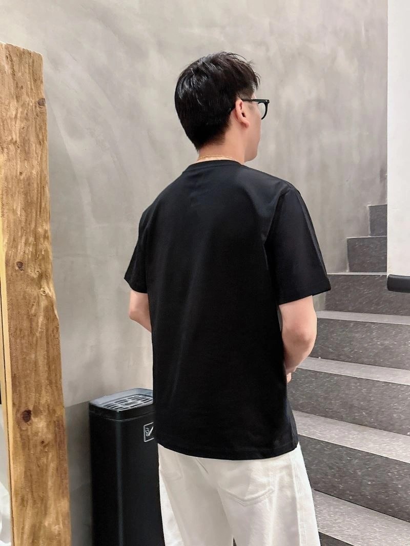 Accurate model Louis Vuitton T-Shirts