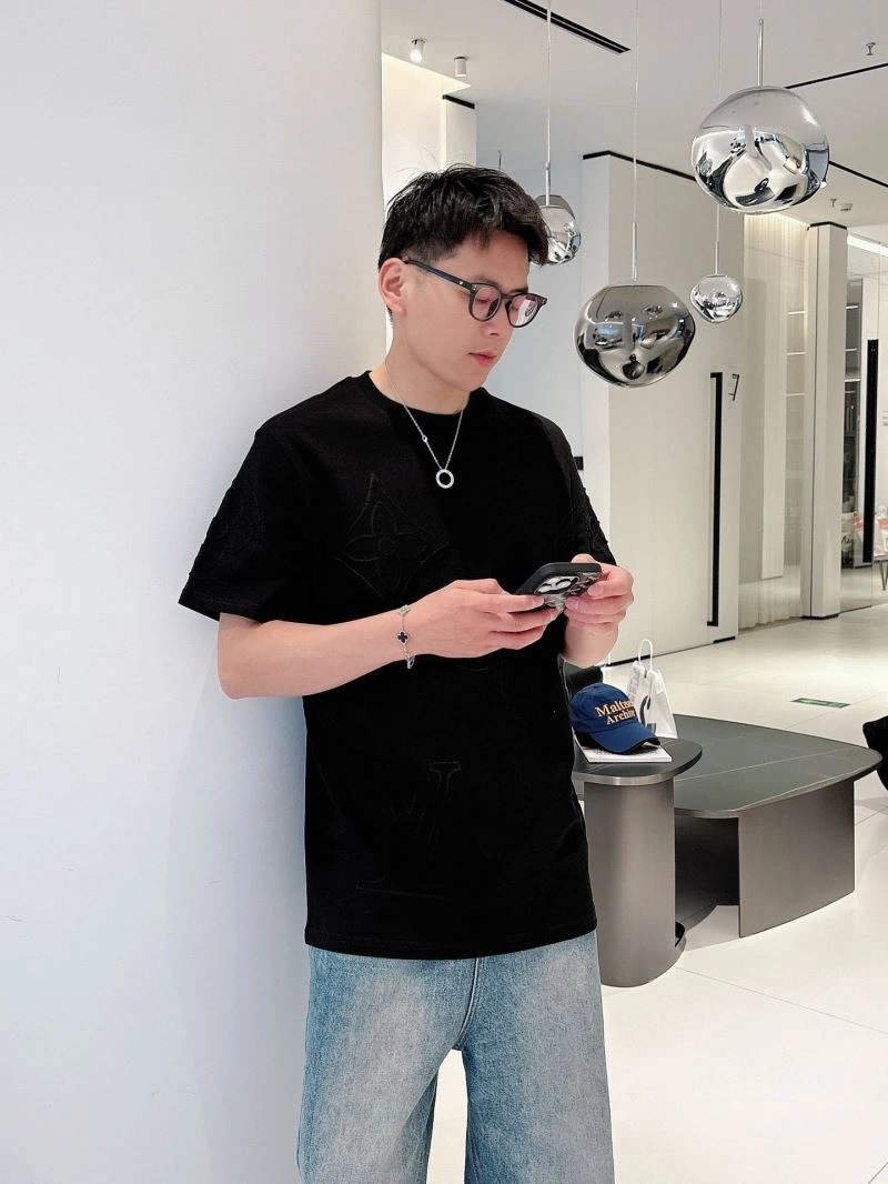Accurate model Louis Vuitton T-Shirts