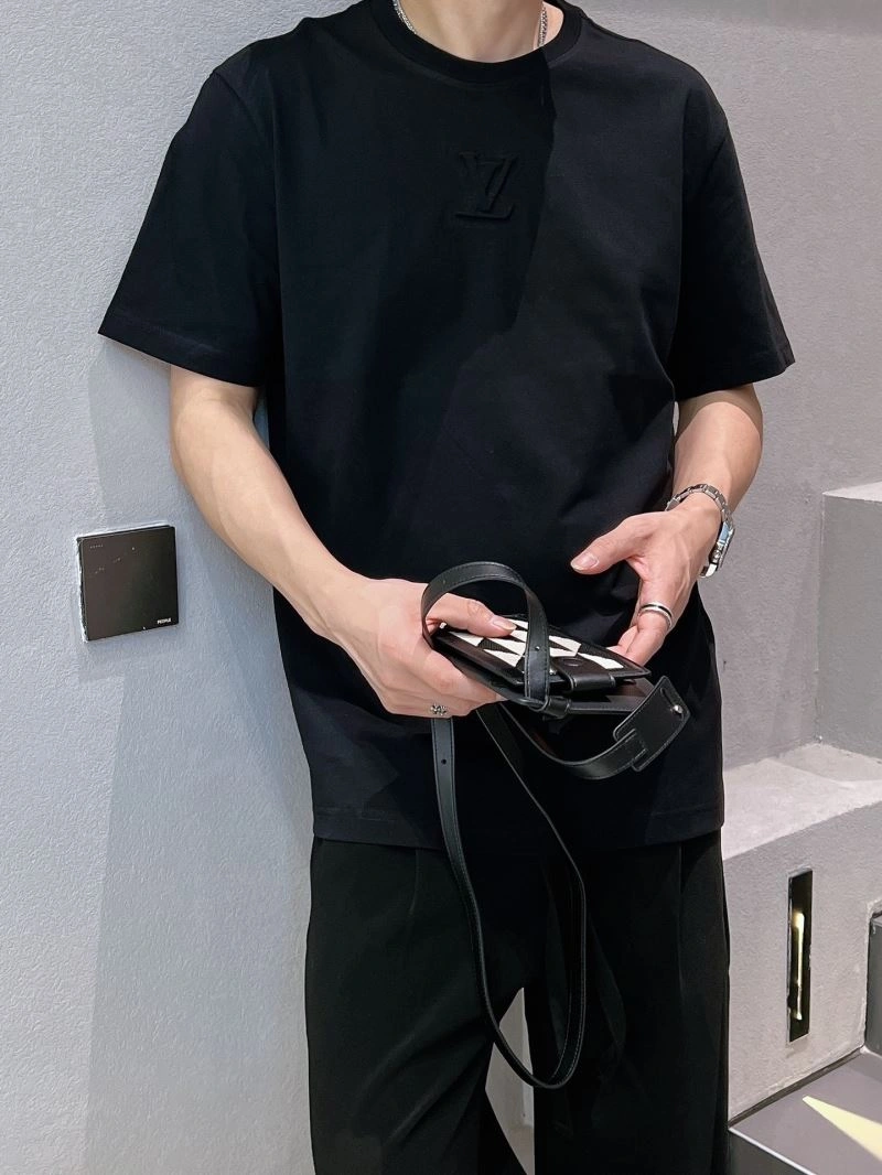 Accurate model Louis Vuitton T-Shirts