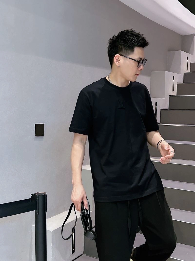 Accurate model Louis Vuitton T-Shirts