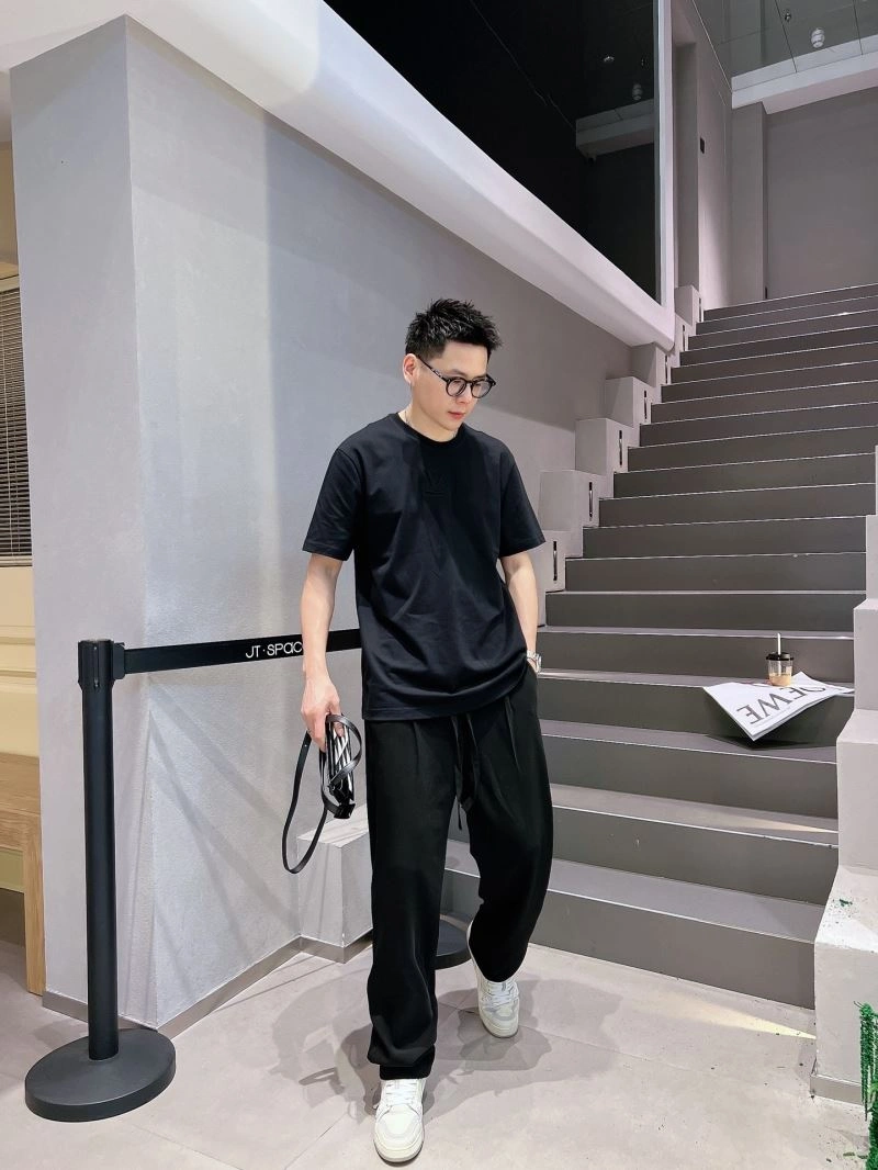 Accurate model Louis Vuitton T-Shirts