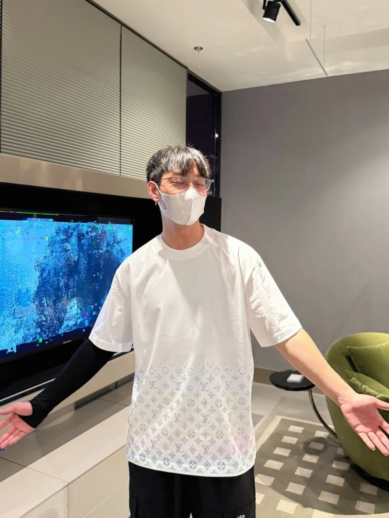 Accurate model Louis Vuitton T-Shirts