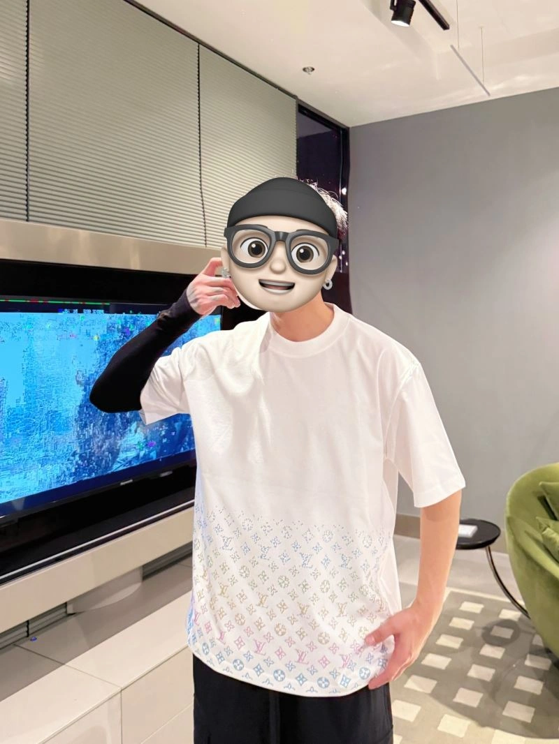 Accurate model Louis Vuitton T-Shirts