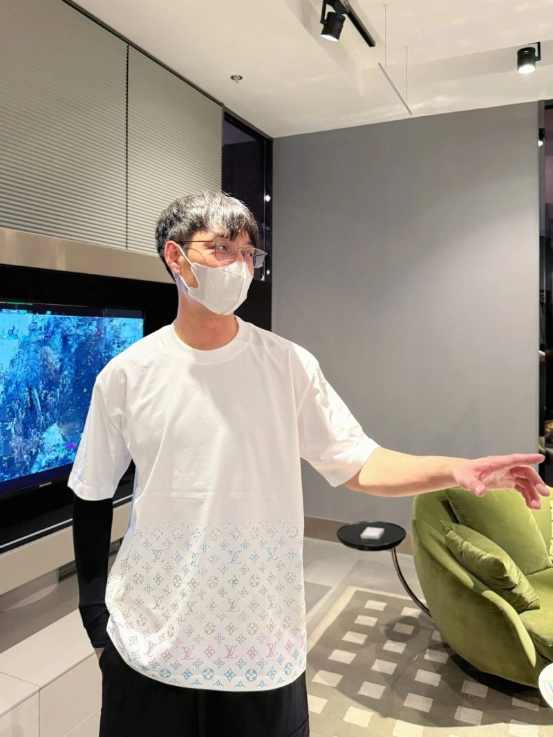 Accurate model Louis Vuitton T-Shirts
