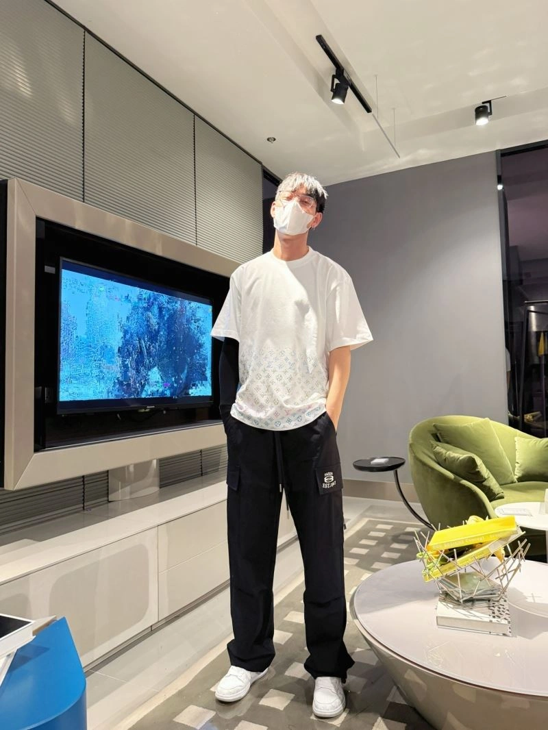 Accurate model Louis Vuitton T-Shirts