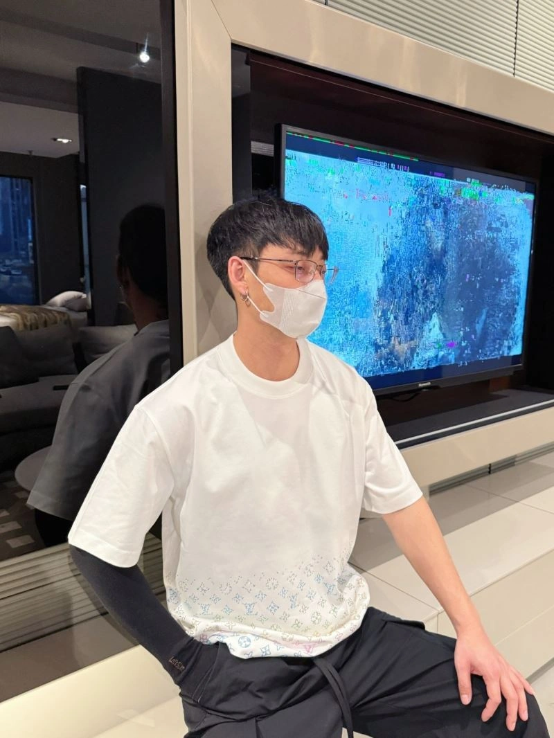 Accurate model Louis Vuitton T-Shirts