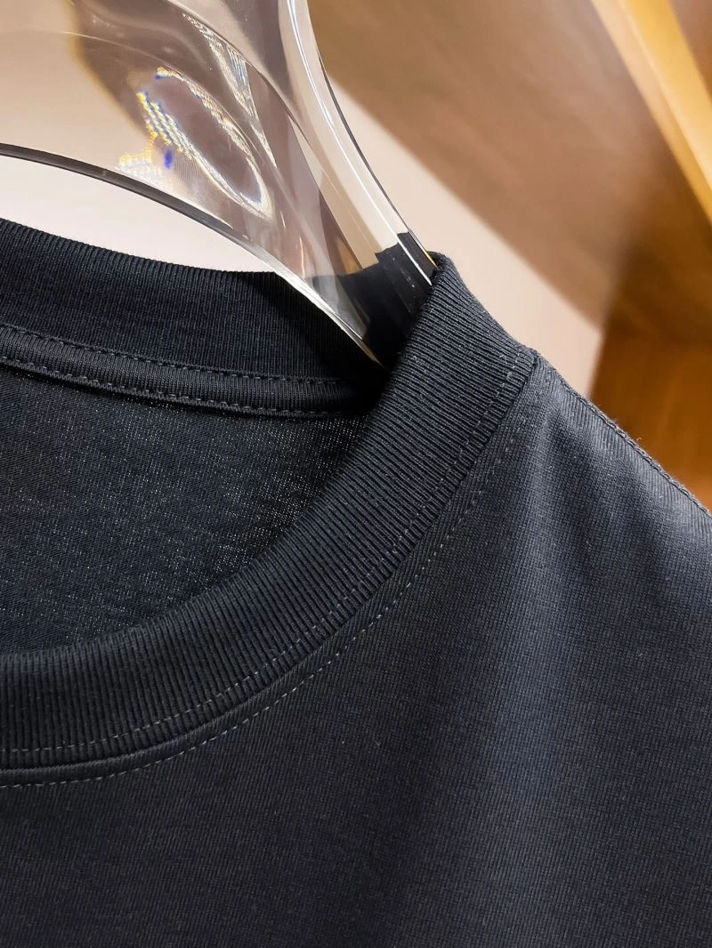 Accurate model Louis Vuitton T-Shirts