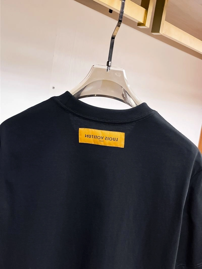 Accurate model Louis Vuitton T-Shirts