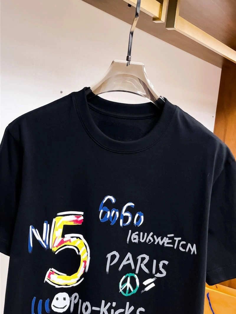 Accurate model Louis Vuitton T-Shirts