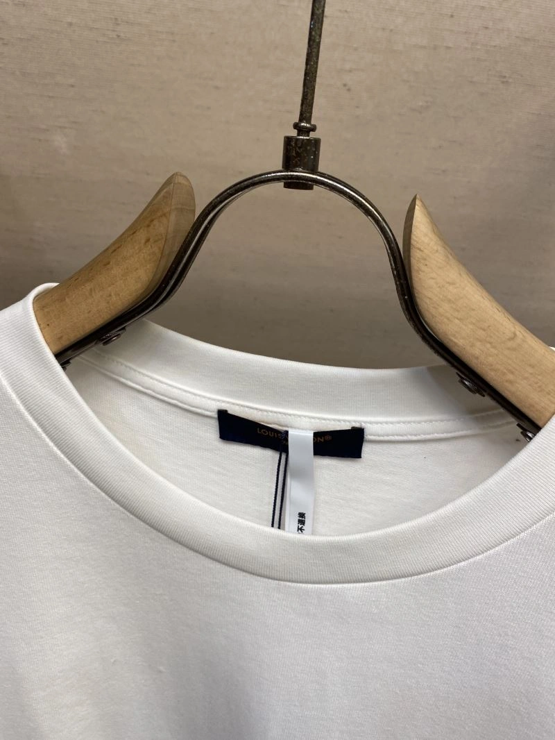 Accurate model Louis Vuitton T-Shirts