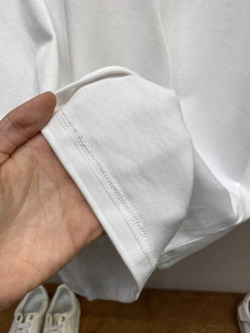 Accurate model Louis Vuitton T-Shirts