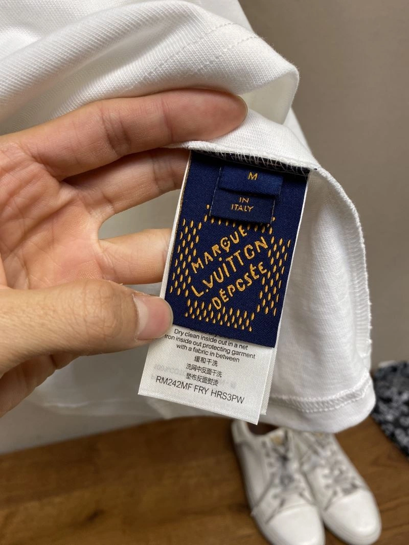 Accurate model Louis Vuitton T-Shirts