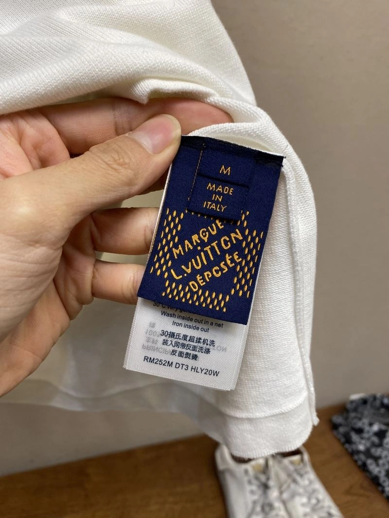 Accurate model Louis Vuitton T-Shirts