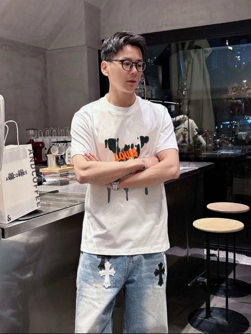 Accurate model Louis Vuitton T-Shirts