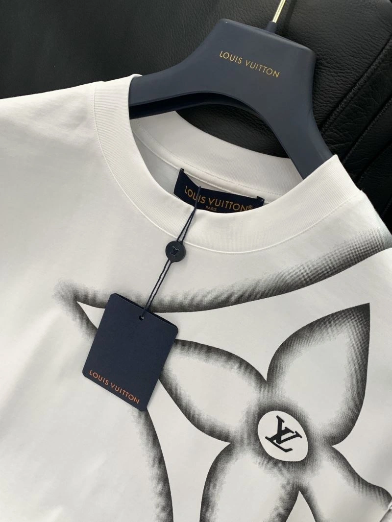 Accurate model Louis Vuitton T-Shirts