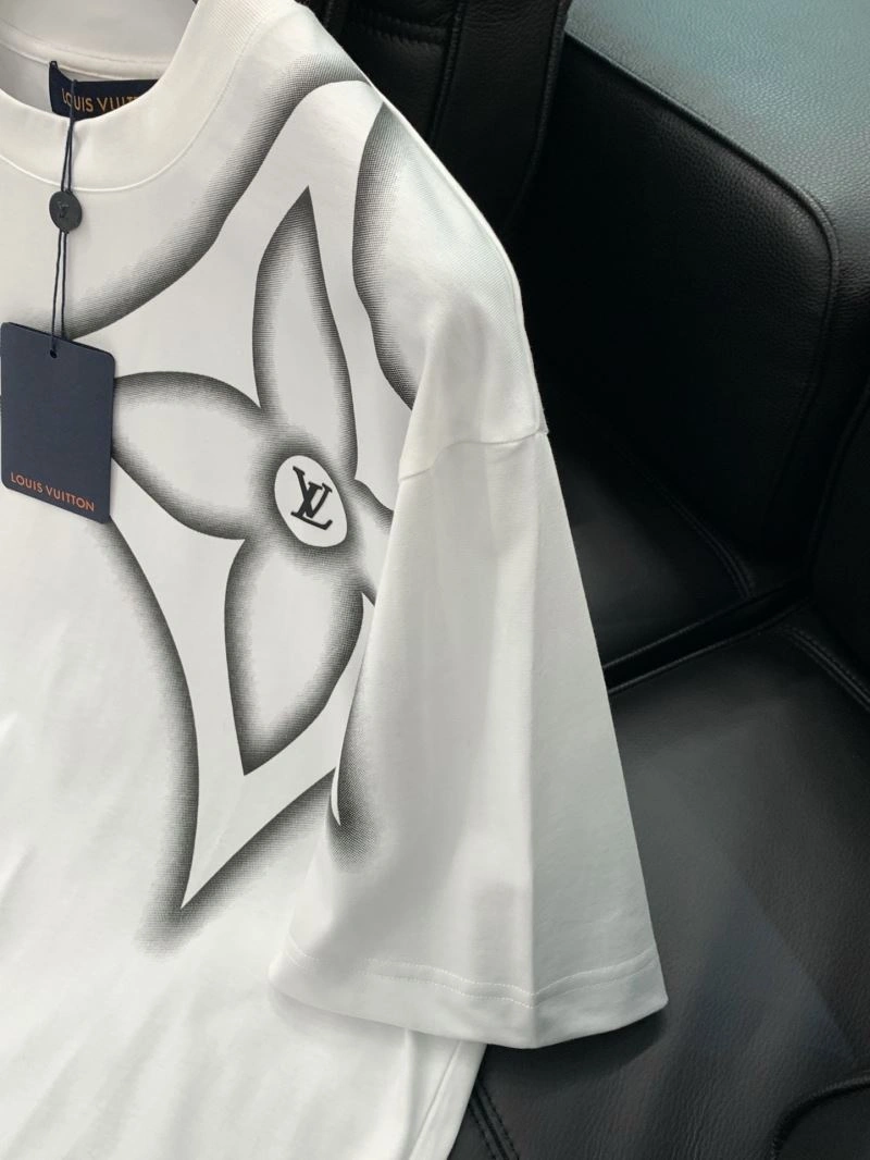 Accurate model Louis Vuitton T-Shirts