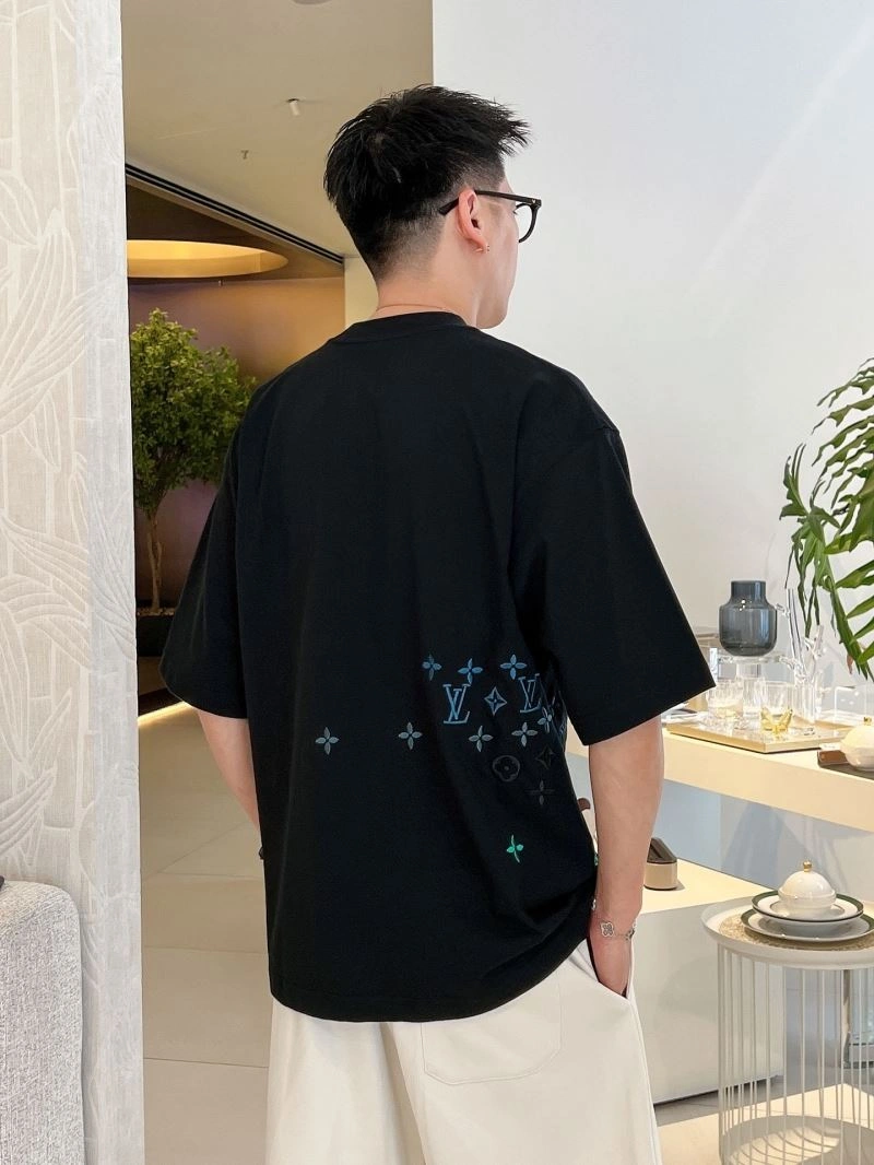 Accurate model Louis Vuitton T-Shirts