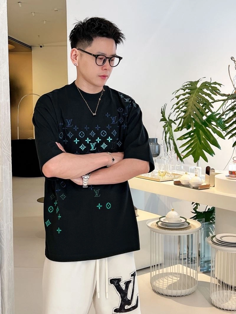 Accurate model Louis Vuitton T-Shirts