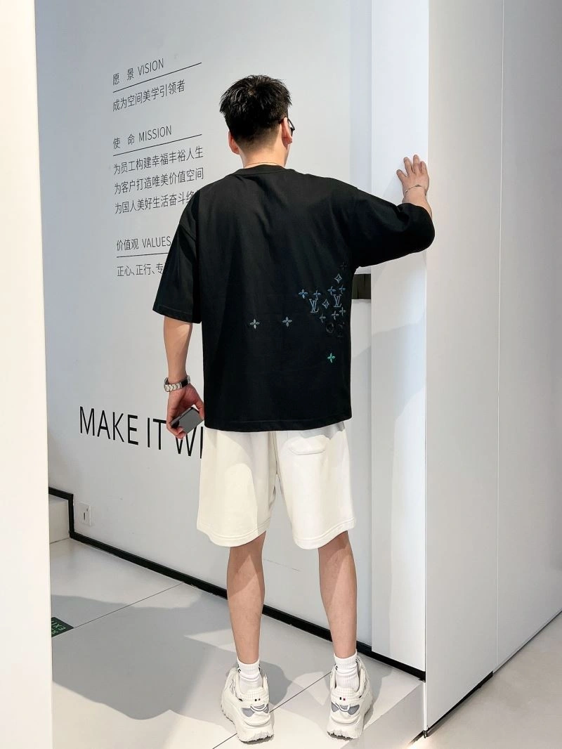 Accurate model Louis Vuitton T-Shirts