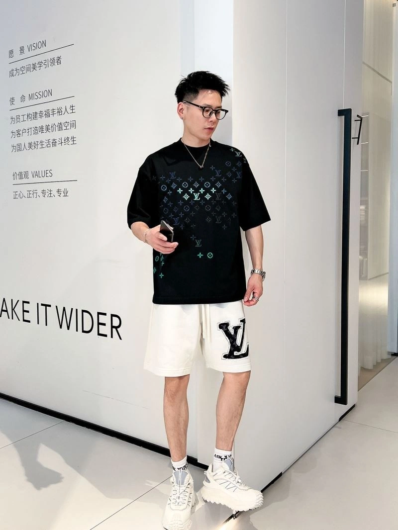Accurate model Louis Vuitton T-Shirts