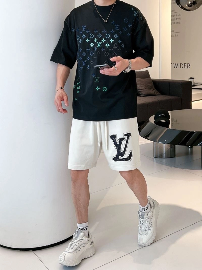 Accurate model Louis Vuitton T-Shirts