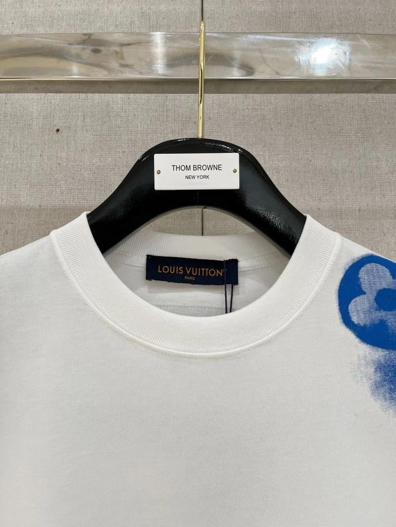 Accurate model Louis Vuitton T-Shirts