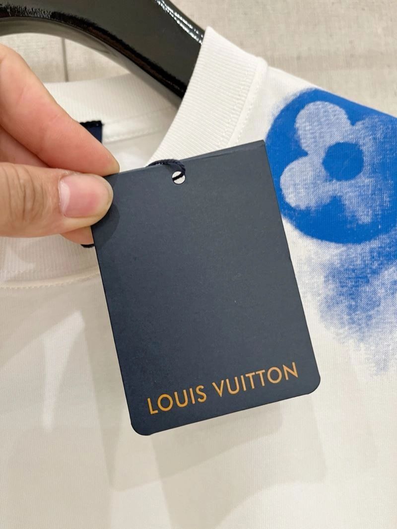 Accurate model Louis Vuitton T-Shirts