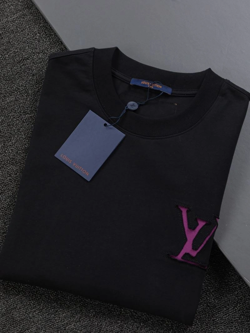 Accurate model Louis Vuitton T-Shirts