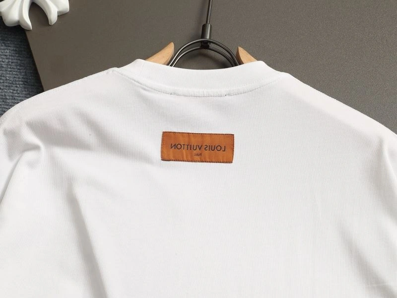Accurate model Louis Vuitton T-Shirts