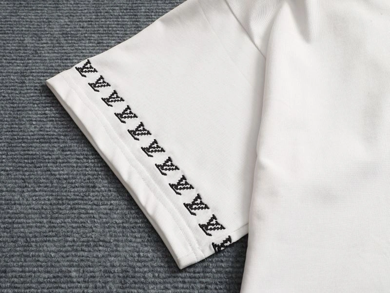 Accurate model Louis Vuitton T-Shirts