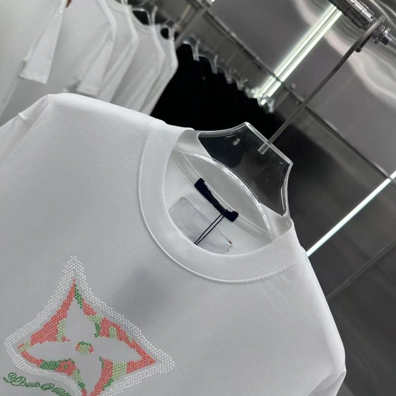 Accurate model Louis Vuitton T-Shirts